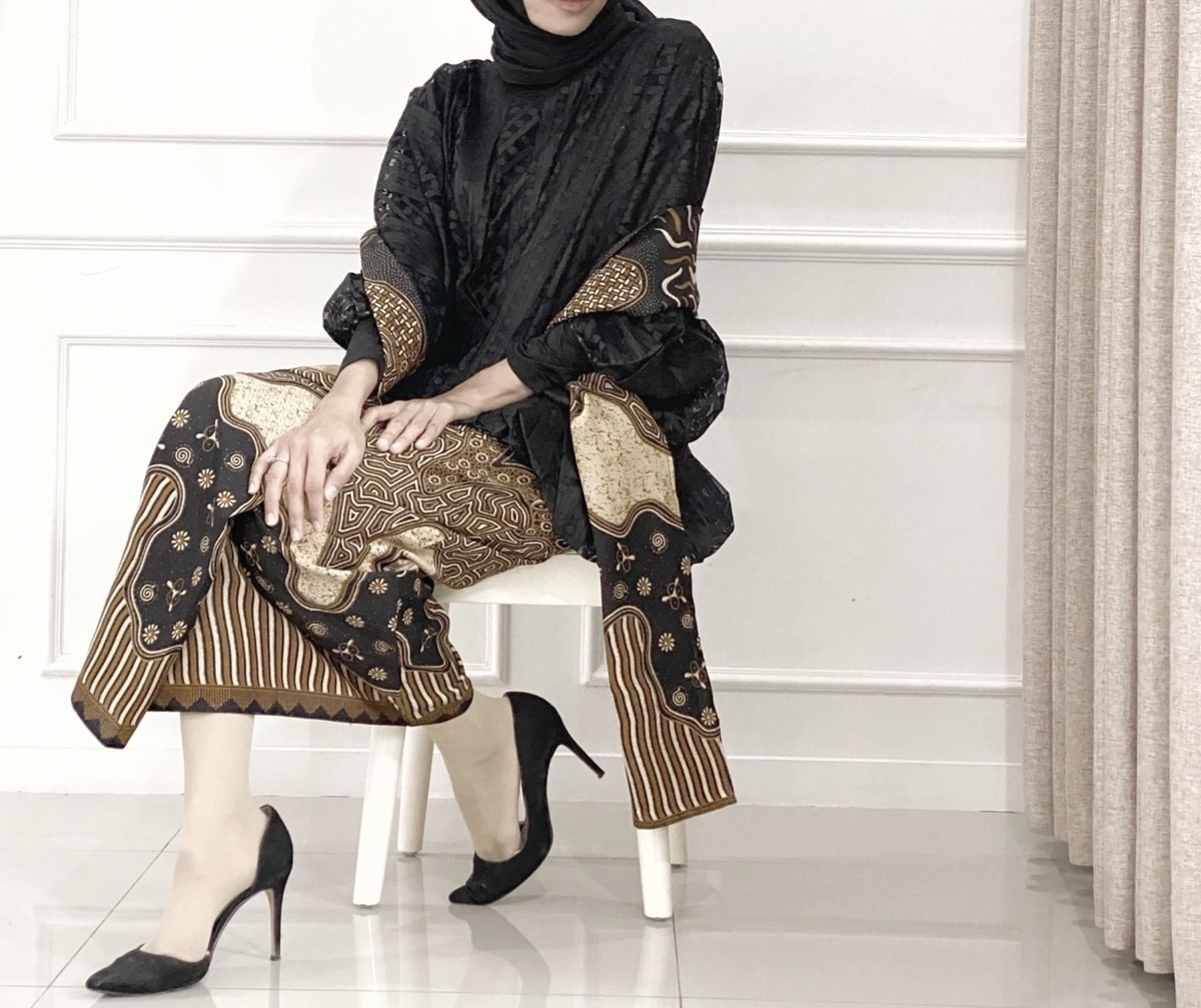 Lamia Black
