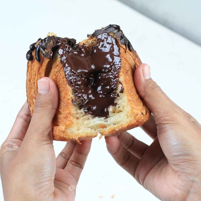 Logo Baru Momolin Bakery